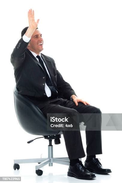 사이드 뷰 프로필 보기 전체 길이 1인 성인 잘 생긴 사람 코 카 서 스 남성 젊은 남자 매니저 비즈니스 맨 앉아 휴식 착용 비즈니스 웨어 정장 인사 의자에 앉아 35 39