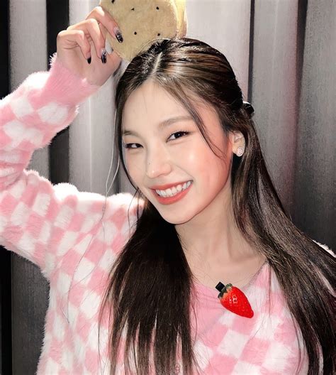 Hwangyeji Yeji Itzy Itzyyeji Yejiicons Itzy Long Hair Styles Hot Sex