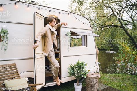 젊은 세련된 미국 남자 야영 자 바퀴에 집 트레일러 모터 홈에서 여행하는 남자 낭만적 인 도로 여행 자유 생활 밴에서 하룻밤