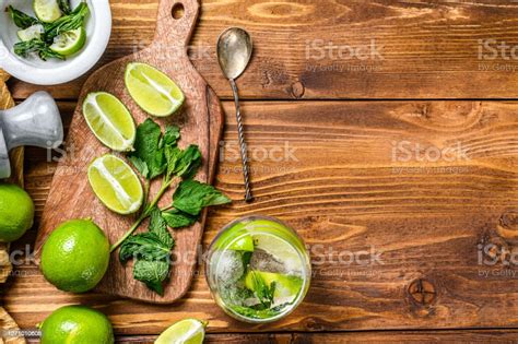 칵테일 레모네이드 모히토를 위한 도구와 재료를 마시세요 라임 얼음 민트 나무 배경 맨 위 보기입니다 복사 공간 0명에 대한 스톡 사진 및 기타 이미지 Istock
