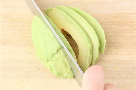 【料理別】アボカドの切り方｜皮の剥き方・種の取り方まで丁寧に解説 くふう トクバイニュース
