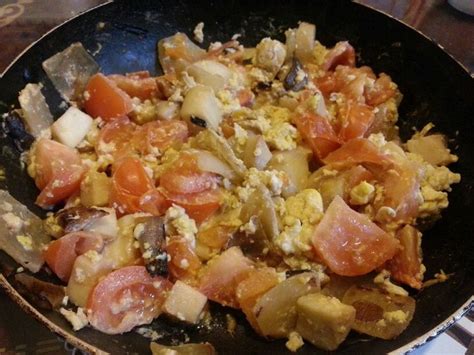 토달볶양파 버섯 토마토 두 개 조금이네 버섯 한 개 조금이네 양파 반 개 조금이네 그러나 다 합쳐놓으니 양이