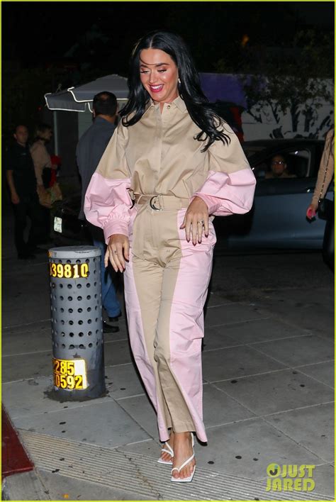 Katy Perry Grabs A Late Night Dinner With Friends In La Photo