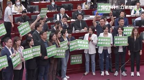 蔣萬安質詢首秀！藍議員送老虎牙子打氣、綠議員舉牌怒嗆「當選靠阿公」