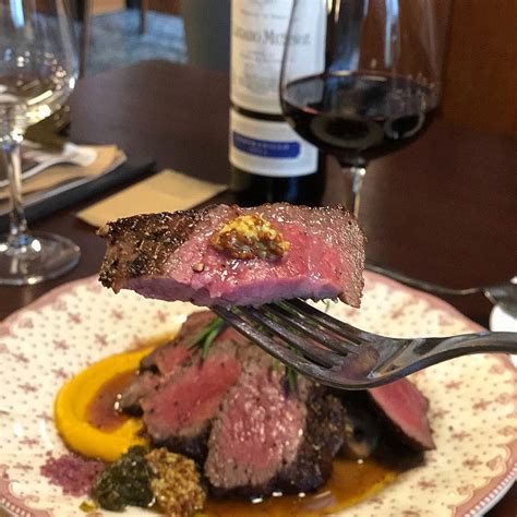 직짱인 협찬 인생 스테이크입에 넣자마자 너무 부드러운 스테이크에 입꼬리 씰룩씰룩😆 2인 세트로 감바스오징어먹물리조또와 오징어튀김채끝 스테이크디저트까지 음식