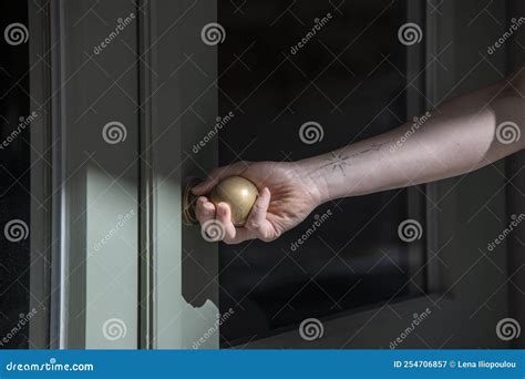 Mano De Una Joven Abriendo Una Puerta Cerrada Imagen De Archivo Imagen De Cubo Adulto