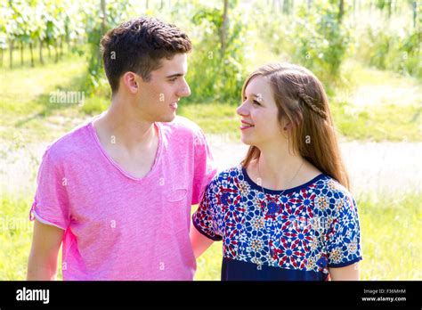Giovane Coppia Prato Immagini E Fotografie Stock Ad Alta Risoluzione Alamy