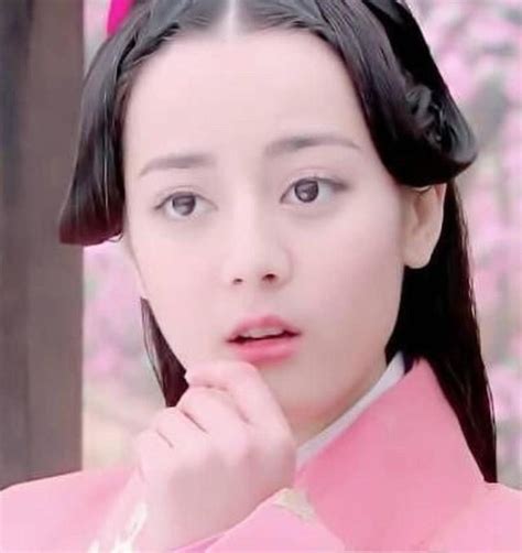 關曉彤迪麗熱巴同梳「戰國發」，一個臉小一個眼大，差距卻很明顯 壹讀
