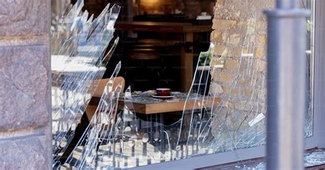 테이블과 의자가있는 깨진 유리창 사진 Unsplash의 산산조각난 유리 이미지