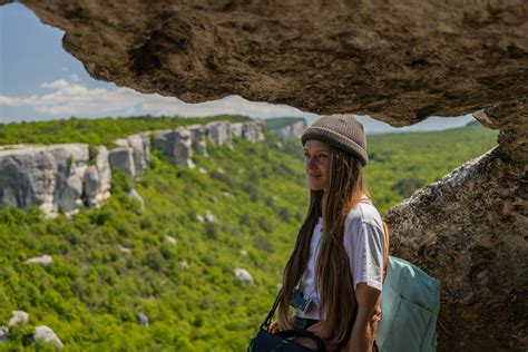 거리 걱정 없는 경치 경치가 좋은 고요한 광야 길 노천 다이나믹한 달리는 뒷모습 라이프스타일 머리 모험 모험가 바람 바위로 된 바위투성이의