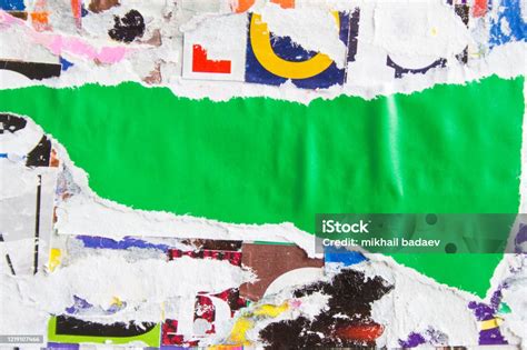 더러운 광고판 질감 배경에 녹색 찢어지고 구겨진 종이 포스터 조각 텍스트의 공간을 복사합니다 0명에 대한 스톡 사진 및 기타 이미지 Istock