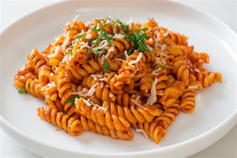 Spiral Oder Spirali Nudeln Mit Tomatensauce Und Käse Italienischer Essensstil Premium Foto