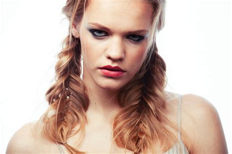 젊은 예쁜 금발 소녀 헤어 스타일과 흰색 배경 고립 된 라이프 스타일 사람들 개념에 행복 한 미소 포즈 메이크업 곱슬 머리에 대한 스톡 사진 및 기타 이미지 Istock