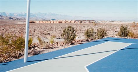 농구 코트 한가운데에 있는 농구 골대 사진 Unsplash의 농구 후프 이미지