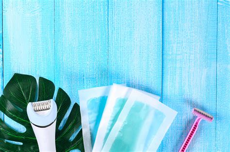 머리 제거에 대 한 의미 합니다 제 모기 면도기 면도 왁 스에 대 한 파란 나무 배경에 열 대 잎에 제거합니다 모 탈모 면도 0명에 대한 스톡 사진 및 기타 이미지 Istock