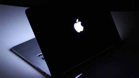 Apple May Bring Back The Glowing Apple Logo In The Macbook Lid