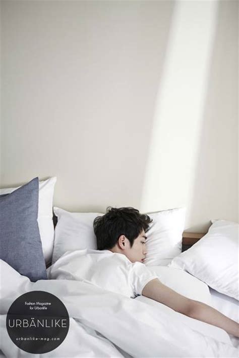 [화보] 서강준 침대 위에서 섬세한 눈빛 폭발 오펀 디스커스