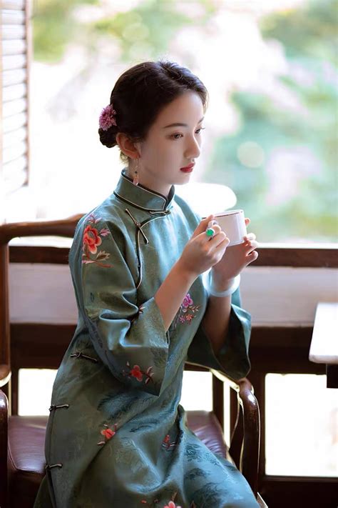 花枝俏丨民国风松鼠葡萄老缎子盘扣刺绣倒大 堆糖美图壁纸兴趣社区