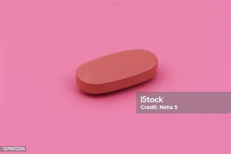 분홍색 배경에 타원형 모양 제약 의약품 정제 플랫 누워 공간을 복사합니다 의학 개념 미니멀한 추상적 개념 베이비 핑크 컬러 배경 0명에 대한 스톡 사진 및 기타 이미지