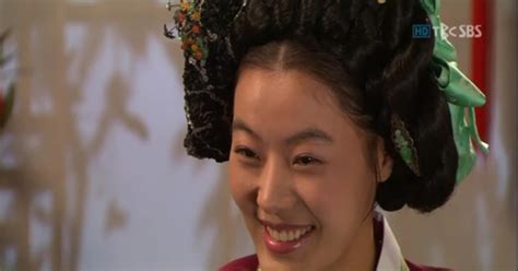 무사백동수 윤소이 여장부옷 벗고 한복맵시 뽐내 기생변신