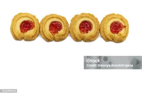 버터 쿠키 딸기 잼 토핑과 달콤한 맛 비스킷 크래커 화이트 배경에 고립 된 수제 공간을 복사합니다 0명에 대한 스톡 사진 및 기타 이미지 Istock