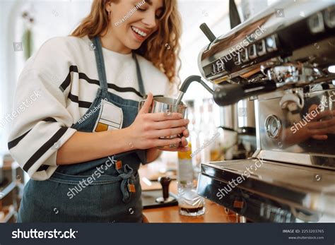 커피숍에서 커피를 만드는 여자 바리스타입니다 테이크웨이 스톡 사진 2253203765 Shutterstock