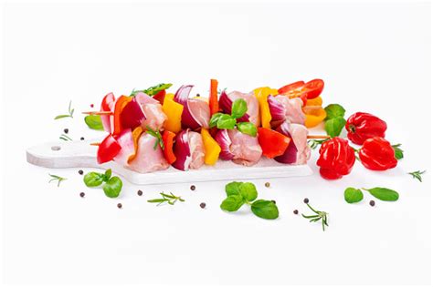 야채 고추 양파 흰색 배경이 있는 생 닭 다리 고기 꼬치 고추와 익히지 않은 혼합 고기 꼬치 생고기 조각 빨강 노랑 고추 꼬치 평면도 닭 꼬치 고기 건강한 식생활에 대한