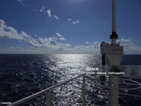 바다에서 진행중인 벌크 캐리어 선박의 다리 날개에서 보기 0명에 대한 스톡 사진 및 기타 이미지 0명 교량 긍정적인 감정 표현 Istock