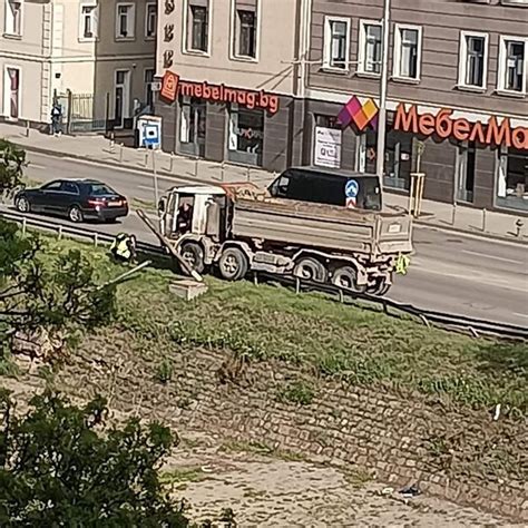 Камион катастрофира на бул Сливница Снимки