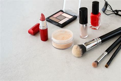 메이크업 제품 회색 배경 평면 평신도에 장식 화장품 패션과 뷰티 컨셉 맨 위 보기 공간을 복사합니다 0명에 대한 스톡 사진 및 기타 이미지 Istock