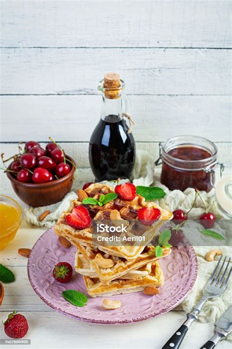 벨기에 와플과 함께 맛있는 아침 식사 딸기와 베리 잼을 곁들인 와펠 0명에 대한 스톡 사진 및 기타 이미지 0명 갈색