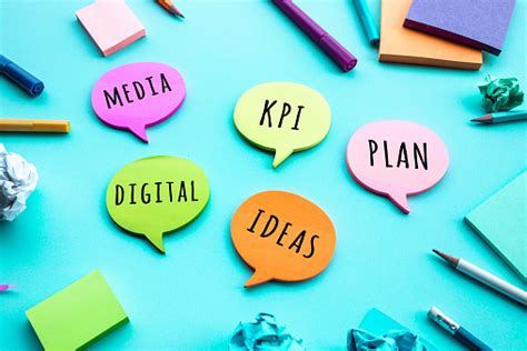 노트 종이에 팀 브레인 스토밍과 비즈니스 전략과 창의력의 개념 0명에 대한 스톡 사진 및 기타 이미지 0명 Brand Name Online Messaging