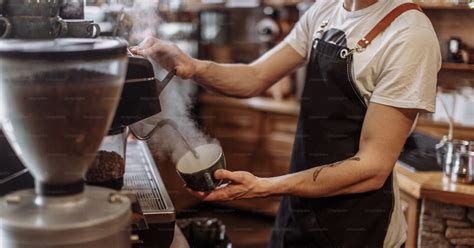 가이는 커피 바의 컵에 뜨거운 물을 붓고 있습니다 잘린 측면 뷰 사진 닫기 사진 Unsplash의 식당 이미지