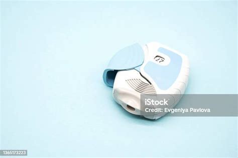 파란 배경에 천식 흡입기 복사 공간 흡입을 위한 에어로졸 기관지 천식의 치료 Copd 폐 염증을 치료하고 천식 발작을 예방하기위한 의약품 천식 흡입기에 대한 스톡 사진 및
