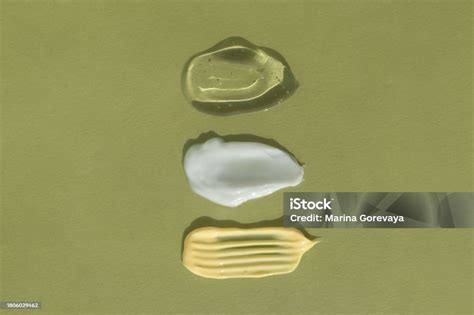 녹색 배경에 노란색 흰색 크림 및 투명 젤 또는 세럼이 번져 있습니다 화장품 스킨 케어 제품의 질감 평면도 개념에 대한 스톡 사진 및 기타 이미지 Istock