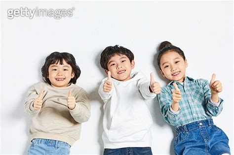 어린이 나이 초등학생 저학년어린이 교육 주제 넘버원 손짓 친구 이미지 Jv12240188 게티이미지뱅크