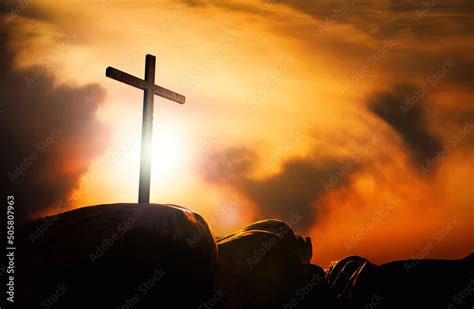 어두운 하늘 배경과 골고다 언덕 구름 사이로 밝은 빛이 빛나고 거룩한 십자가가는 예수그리스도의 고난과 죽음 그리고 부활을 상징합니다 Stock 사진 Adobe Stock