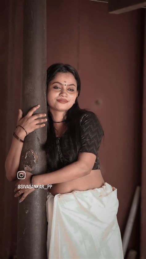 Malayali Girl Hot Boobs And Navel In Mundu Mp4 Snapshot 00 09 967