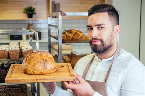 제조 중소 기업 소유자 개념에서 유니폼을 입은 잘 생긴 빵 굽는 사람 20 24세에 대한 스톡 사진 및 기타 이미지 20 24세 계산원 공장 산업 건물 Istock