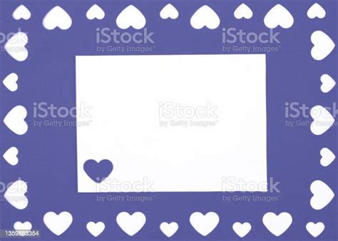 발렌타인 데이 모형 보라색 배경에 하트와 백서와 인사말 카드 올해의 색상 2022 아주 페리 2022년에 대한 스톡 사진 및 기타 이미지 Istock