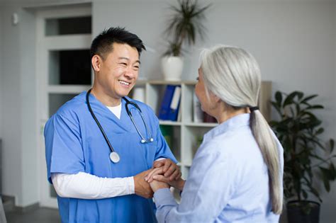 친절한 미소 짓는 성인 아시아 치료사는 노인 유럽 여성 환자와 상담하고 의료 회의를 갖습니다 2명에 대한 스톡 사진 및 기타 이미지 Istock