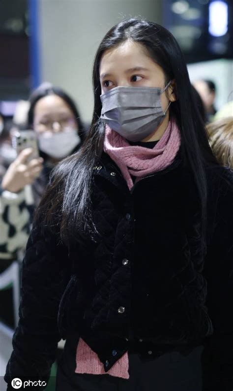 张婧仪现身上海机场 长发披肩御姐范十足 搜狐大视野 搜狐新闻
