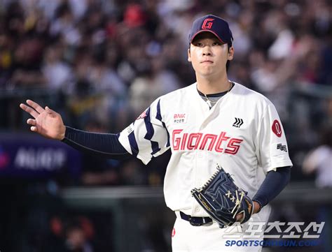 무사만루 막고 → 5이닝 무실점 완벽투어느덧 든든해진 155㎞ 괴물 사직 마운드에 우뚝 선 존재감 부산리포트