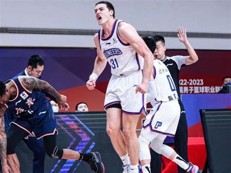 翻盘！詹姆斯助力天津男篮火拼上海男篮，颠荡起伏，令人动容 进行 差距 比分