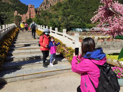 国庆假期游客走进石林峡乐享假日好时光 北京平谷石林峡景区
