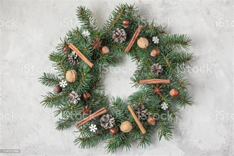 콘크리트 배경에 자연 전나무 나무와 크리스마스 음식으로 만든 크리스마스 화환 크리스마스 새해 복 야 개념 0명에 대한 스톡 사진 및 기타 이미지 Istock