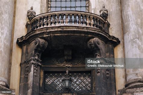 발코니와 베이지색 벽 배경 아래 난간장식 치장 벽으로 둘러싸인 앤티크 바로크 창 도미니카 대성당 수도원 리비우 우크라이나 0명에 대한 스톡 사진 및 기타 이미지 Istock