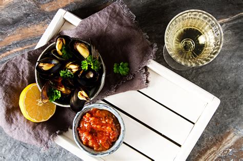 레몬과 화이트 나무 보드에 와인 그릇에 나물과 홍합 해산물입니다 프랑스 바다의 해 안에 음식입니다 어두운 배경입니다 상위 뷰 0명에 대한 스톡 사진 및 기타 이미지 Istock