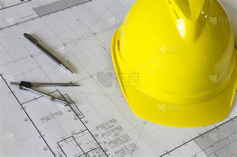 施工概念，工程师工作台边工作