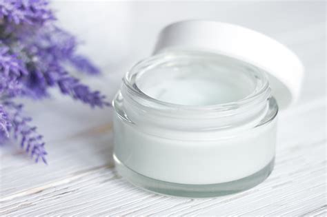 꽃이있는 흰색 나무 배경에 화장품 크림 용기 페이스 크림 라벤더 식물에 대한 스톡 사진 및 기타 이미지 라벤더 식물 보습제 립밤 Istock